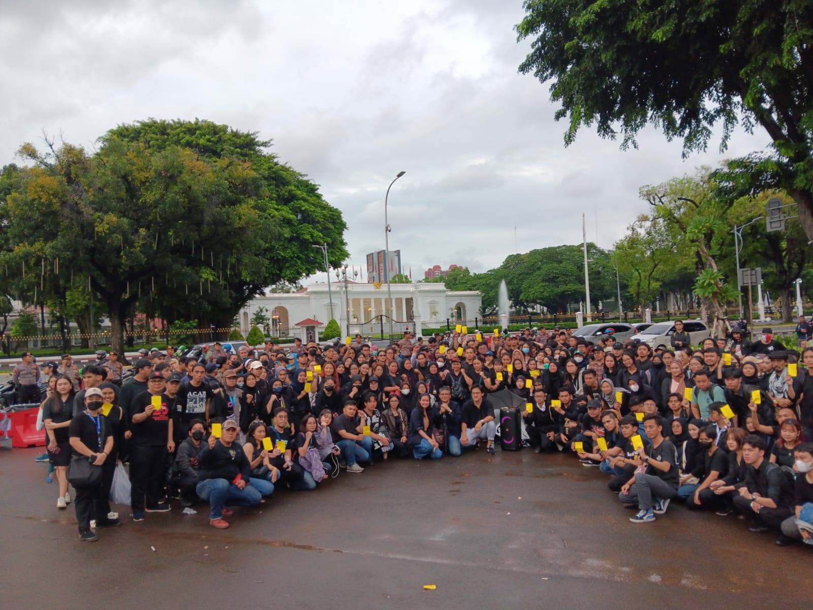 Kartu merah dan kuning simbol hancurnya demokrasi. | Semanggi Peduli